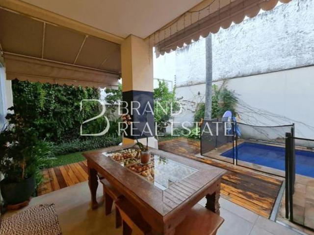 Linda casa com espaço gourmet á venda em condomínio fechado, localizado no Alto da Boa Vista