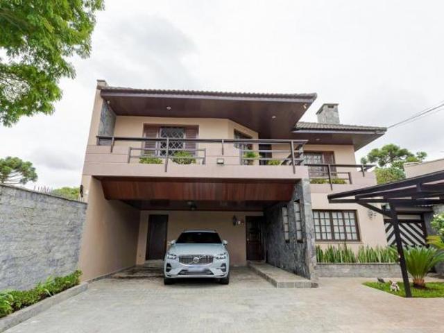 Linda Casa com Espaço e Piscina