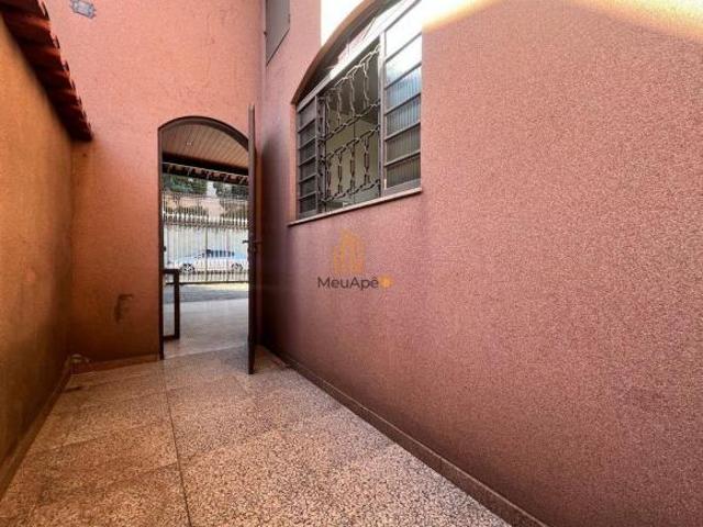 LINDA CASA COM GALPÃO E PORÃO CAIÇARA DIVISA COM SANTO ANDRÉ