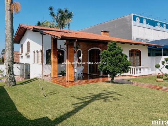 Linda casa com jardim!