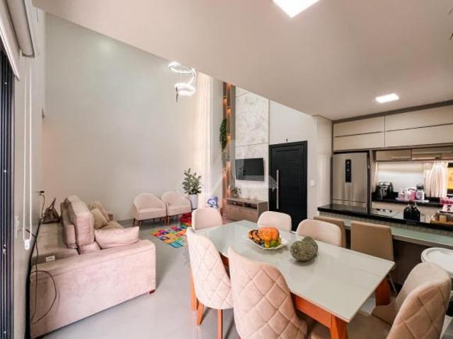 Linda casa com móveis planejados, 1 suíte e 2 quartos Jardim Gisela, TOLEDO PR