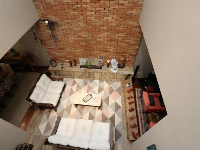 Linda casa com pé direito de 6 metros e churrasqueira, próxima ao Metrô Santa Cruz