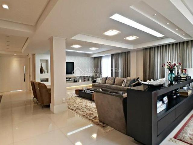 Linda casa com piscina no centro de Estância Velha