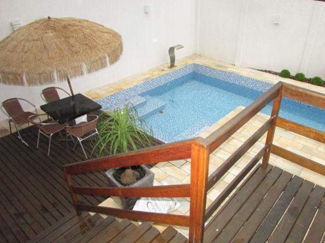 Linda casa com piscina e 4 suítes com ar condicionado em Balneário Camboriú