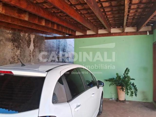 Linda casa com piscina e área com churrasqueira