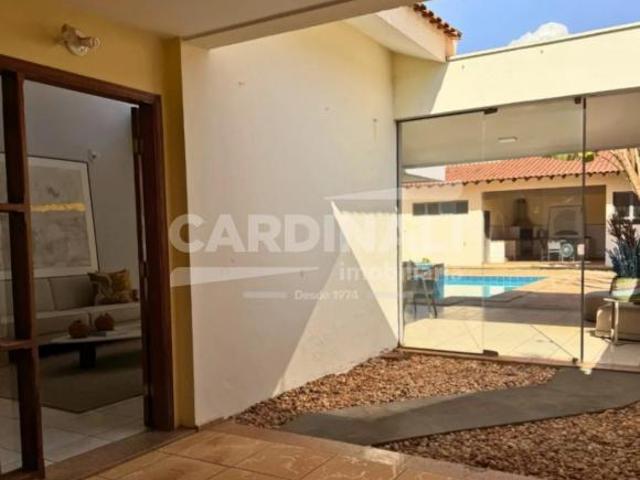 Linda casa com piscina e localização espetacular