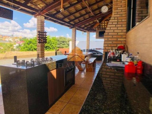 Linda casa com piscina e uma vista maravilhosa para as montanhas