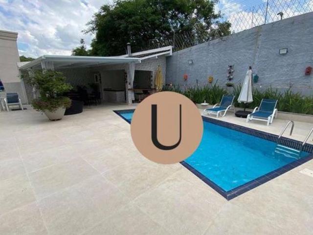 Linda Casa com Piscina em Alphaville