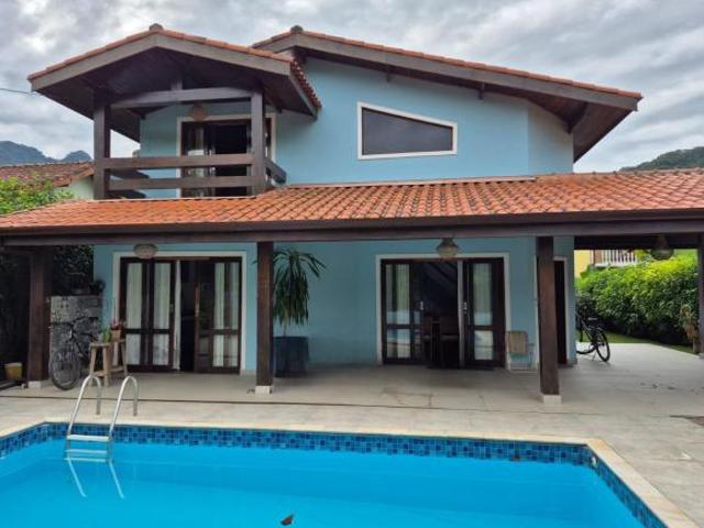 Linda casa com piscina em condomínio Ubatuba
