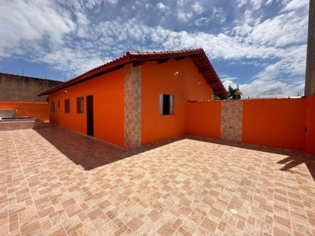 Linda casa com piscina em excelente preço próximo a praia