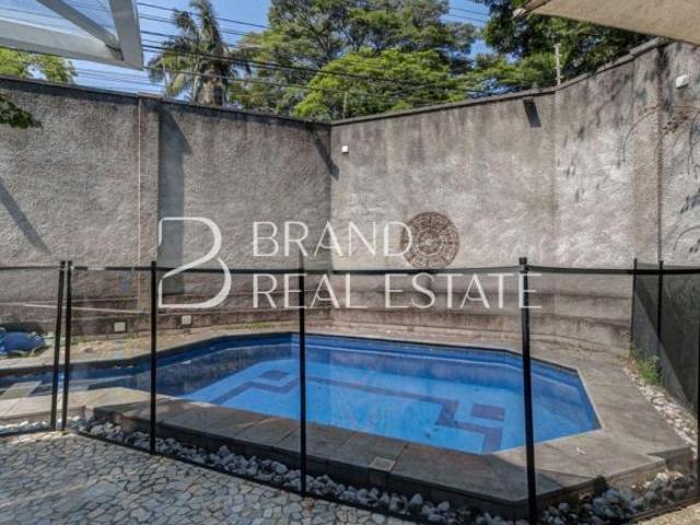 Linda casa com piscina privativa, em condomínio fechado, localizada na Chácara Monte Alegre