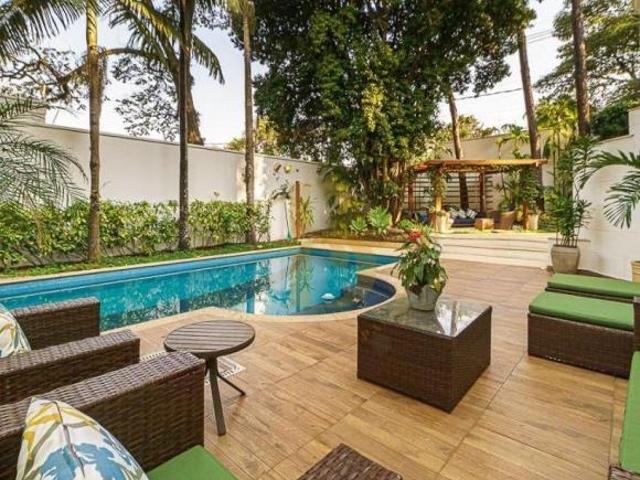 Linda casa com piscina privativa em condomínio fechado, localizado na Chácara Flora