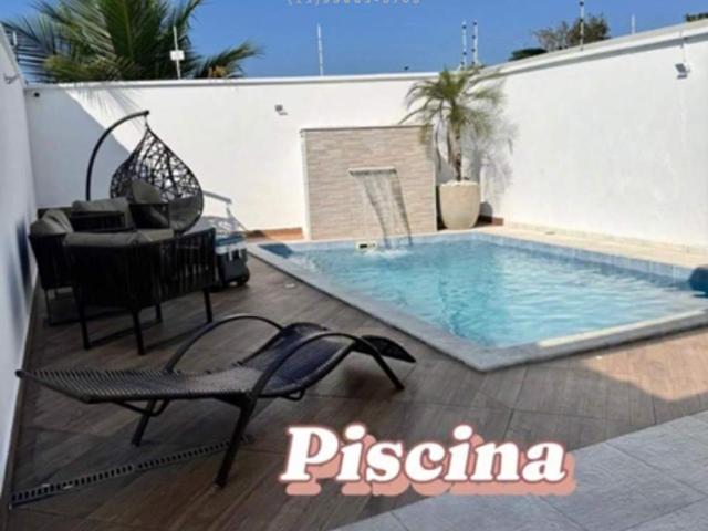 Linda casa com piscina, 2 quadras do mar
