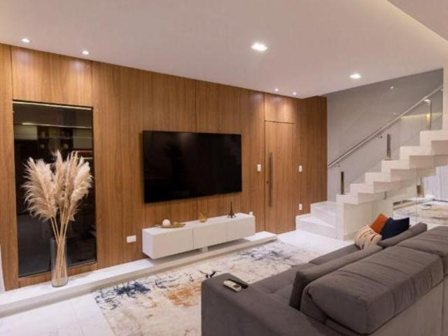 Linda Casa com piscina 3 andares nova e isolada no Embaré