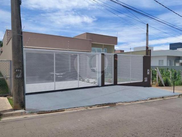 Linda casa com Piscina, 4 vagas de garagem 3 dormitórios 1 suíte