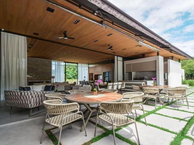 Linda casa com projeto contemporâneo e ambientes amplos na Fazenda Boa Vista