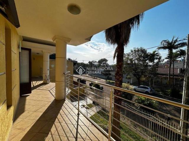 Linda casa com quatro quartos no bairro Igara