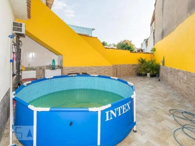 Linda casa com quintal e terraço em Irajá
