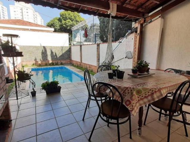 Linda Casa com Suíte e Piscina a Venda na Vila Mascote