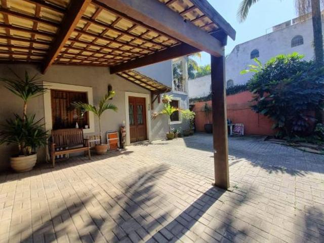 Linda casa contemporânea com ótima localização no Morumbi