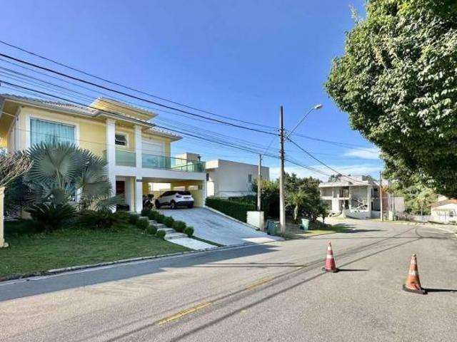 Linda casa contemporânea à venda em condomínio em Vargem Grande com 3 suítes, 4 vagas e área gourmet