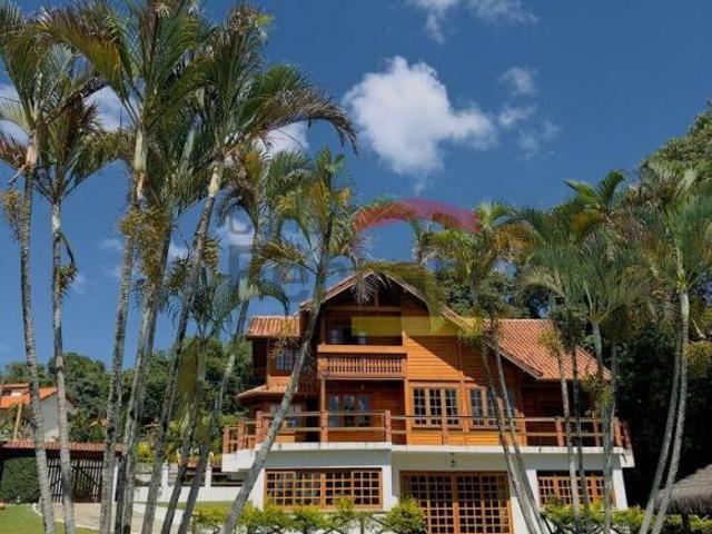 Linda casa contemporânea em condomínio. 3 pavimentos Mairiporã