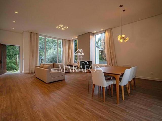 LINDA CASA CONTEMPORÂNEA TRÊ SUITES