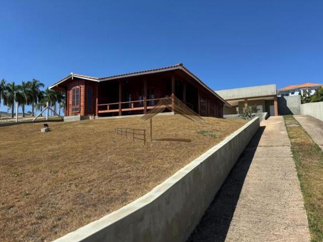 Linda casa de madeira em condomínio fechado na cidade de Porangaba SP
