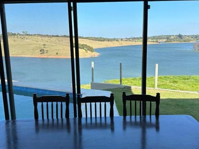 Linda Casa de Alto Padrão no Condomínio Santa Fé III na Represa em Joanópolis