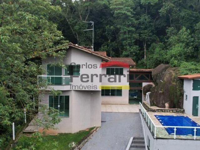 Linda casa de alto padrão no Condomínio Parque Suíça, em meio a Serra da Cantareira