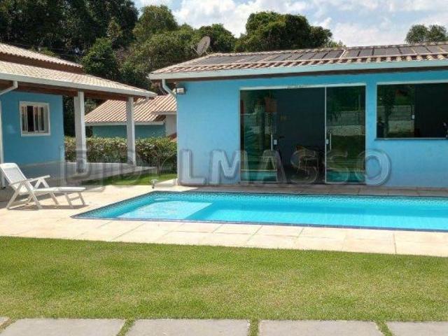 Linda casa de alto padrão em condomínio próximo ao centro!