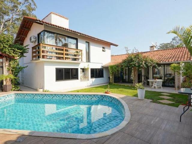 Linda casa de alto padrão em interlagos! Localização privilegiada!