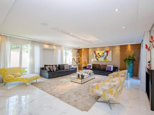 Linda Casa de Alto Padrão em Santa Felicidade com Piscina