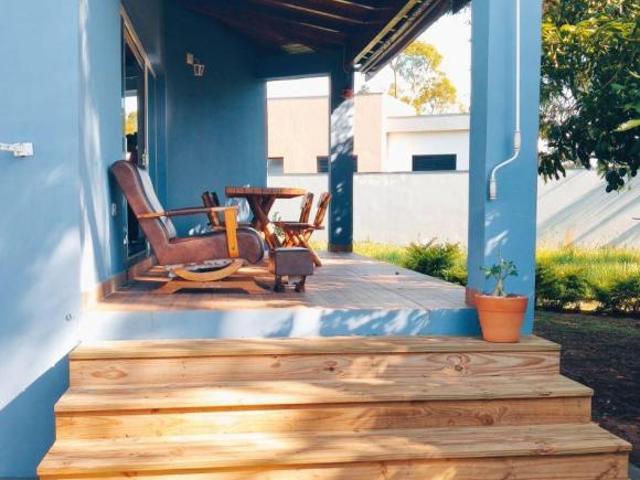 Linda casa de campo a venda! Localizada em condomínio fechado, as margens da Represa Jurumirim