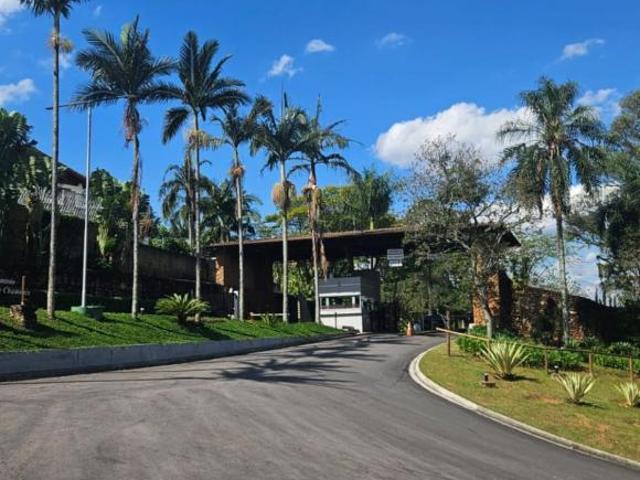 LINDA CASA DE CAMPO EM CONDOMÍNIO FECHADO COM PISCINA