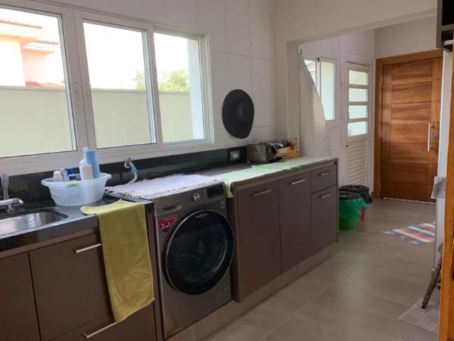 Linda Casa de condomínio para venda possui 445 metros de terreno com 4 suites
