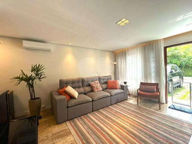 Linda Casa de Condomínio com Estilo Colonial no Horto