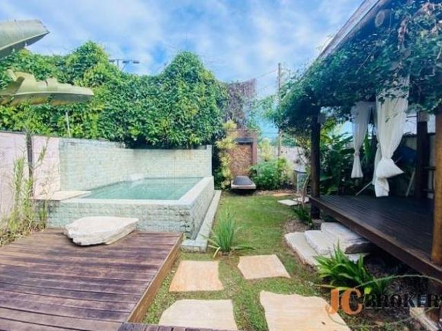 Linda casa de condomínio com 169 m², 4 suítes, 3 vagas