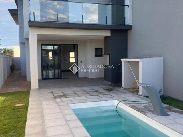 Linda Casa de Condomínio com 3 Suítes e Piscina no Central Square