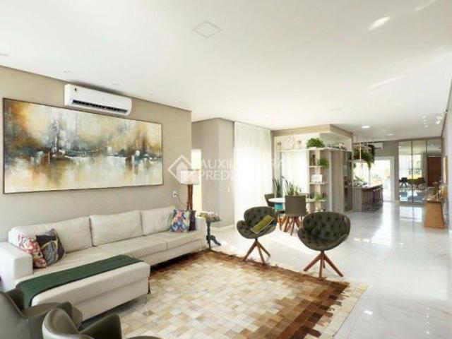 Linda casa de condomínio com 4 quartos sendo 2 suítes e 3 vagas de garagem