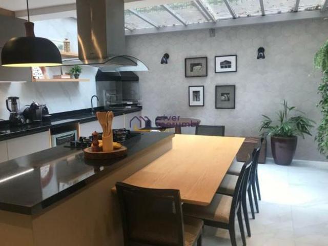 Linda casa de condomínio em rua fechada em localização privilegiada