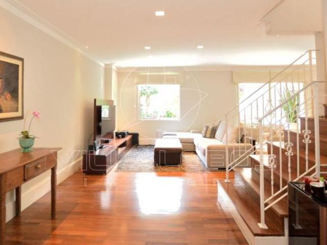 Linda Casa de Condomínio no Alto de Pinheiros á Venda