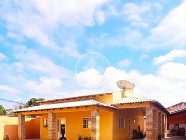 LINDA CASA DE ESQUINA COM TERRENO AMPLO – PORTEIRA FECHADA