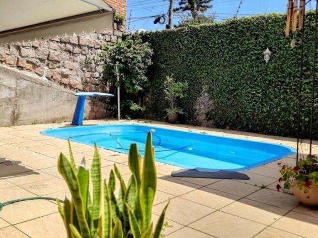 Linda Casa de Esquina com 230 M². Área de Lazer Completa