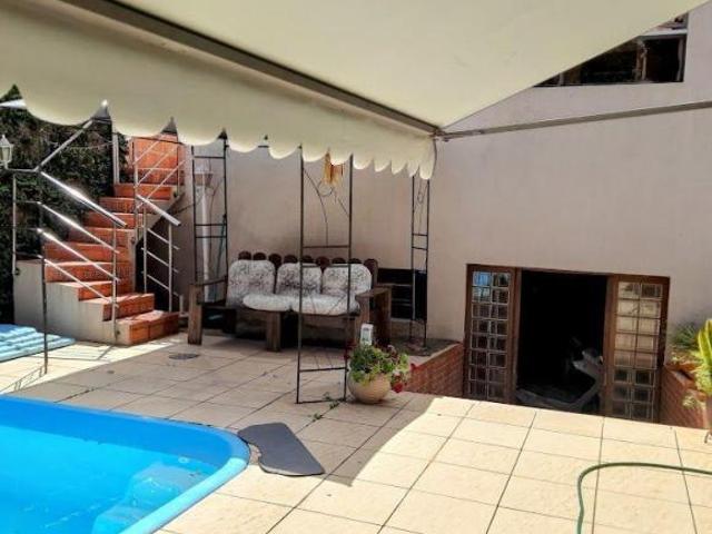 Linda Casa de Esquina com 230 M². Área de Lazer Completa