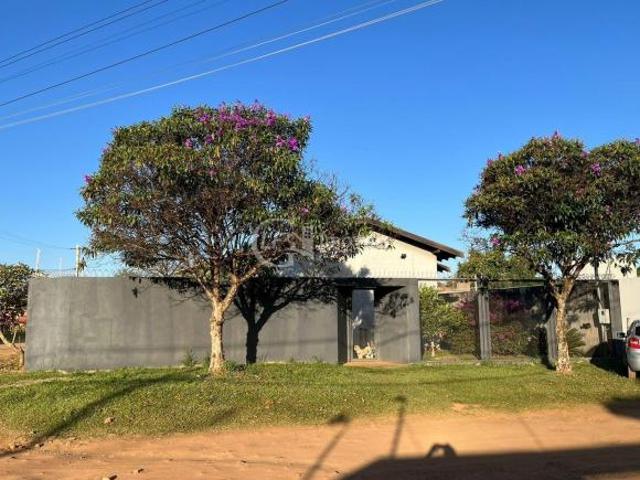 Linda casa de esquina Casa espaçosa