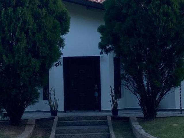 Linda casa de esquina no Condomínio Marambaia