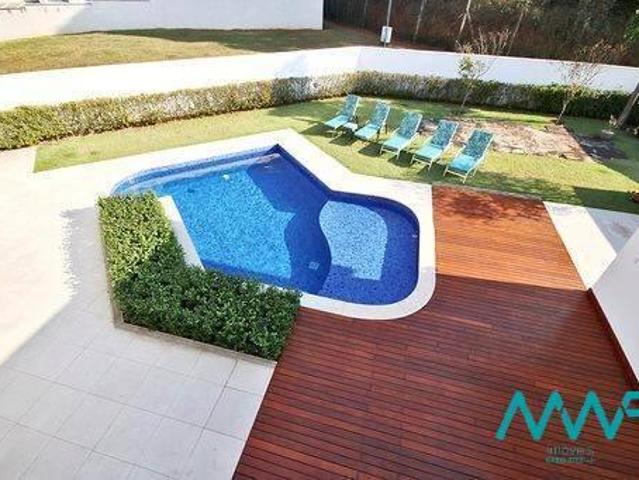 Linda Casa de Esquina no Genesis 01 Semi Nova com 05 Suítes!