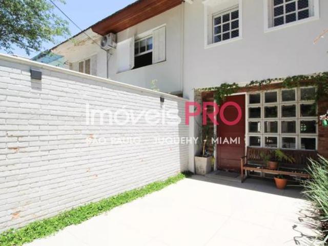 Linda casa de vila reformada ao lado da Faria Lima !