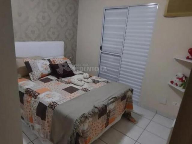 Linda casa de 03 dormitórios no Condomínio Residencial Village Maria Stella